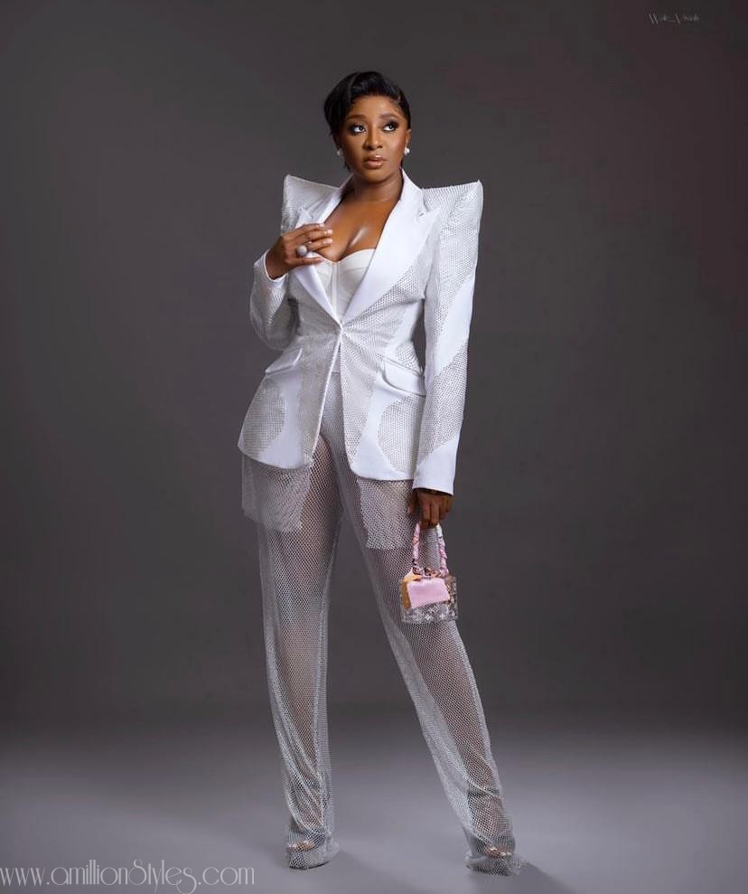 Classy White Outfit Ideas for Ladies in 2022 – A Million Styles